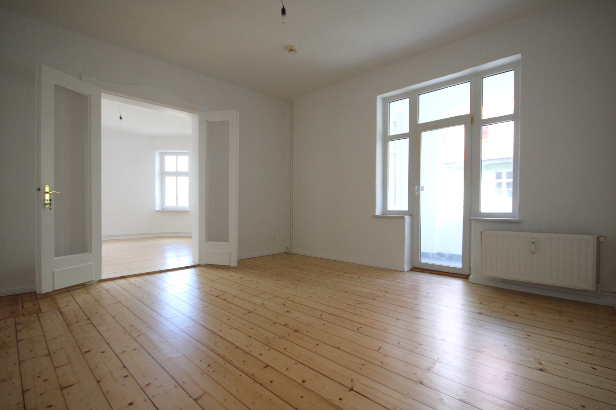 Großzügige und schöne 4-Zimmer-Altbauwohnung mit Loggia in direkter ...