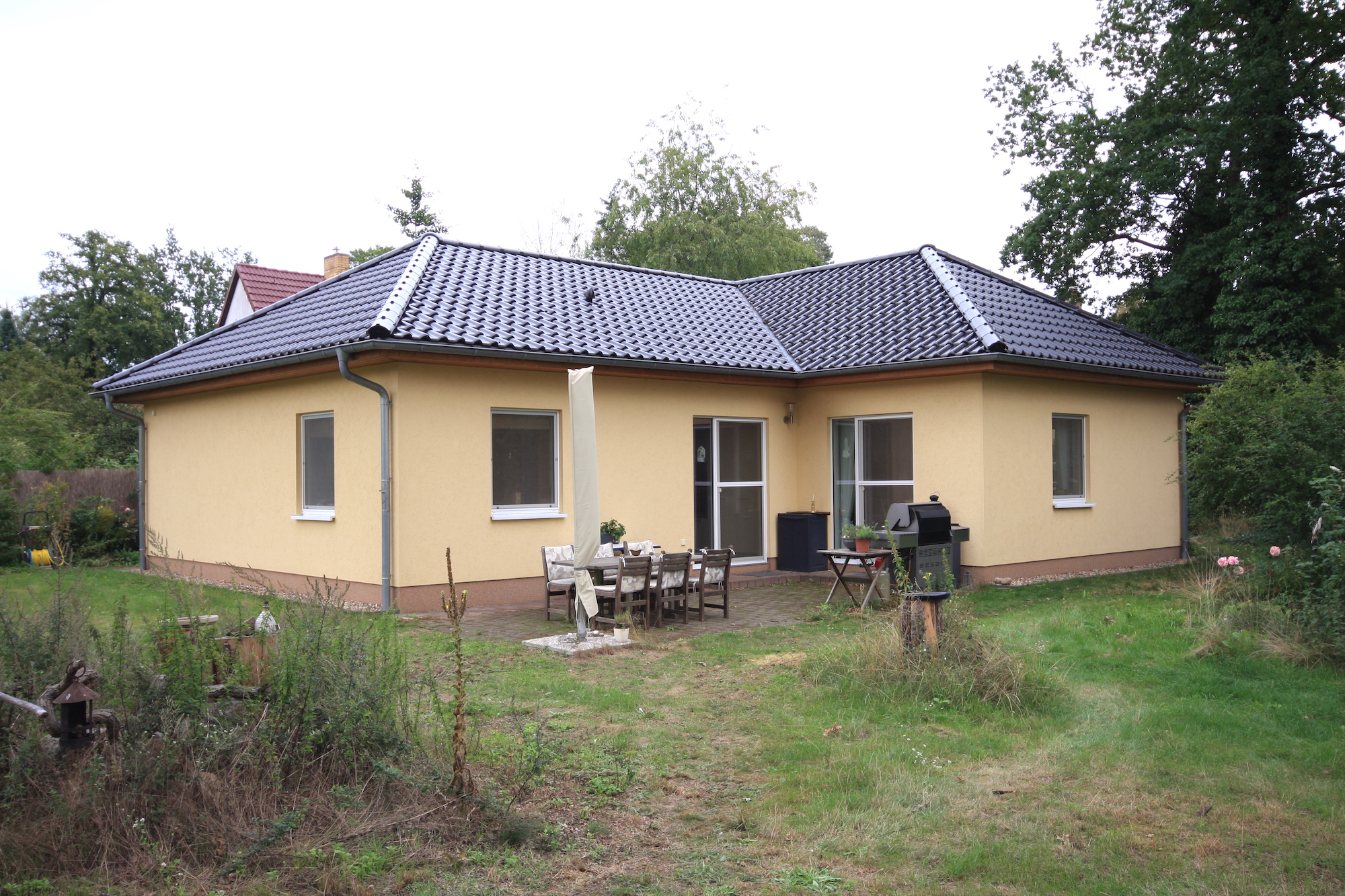 Sehr schöner Winkelbungalow mit bester Ausstattung auf sonnigem ...